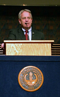 President Albrecht Congratulates Students at Engineering Awards Banquet